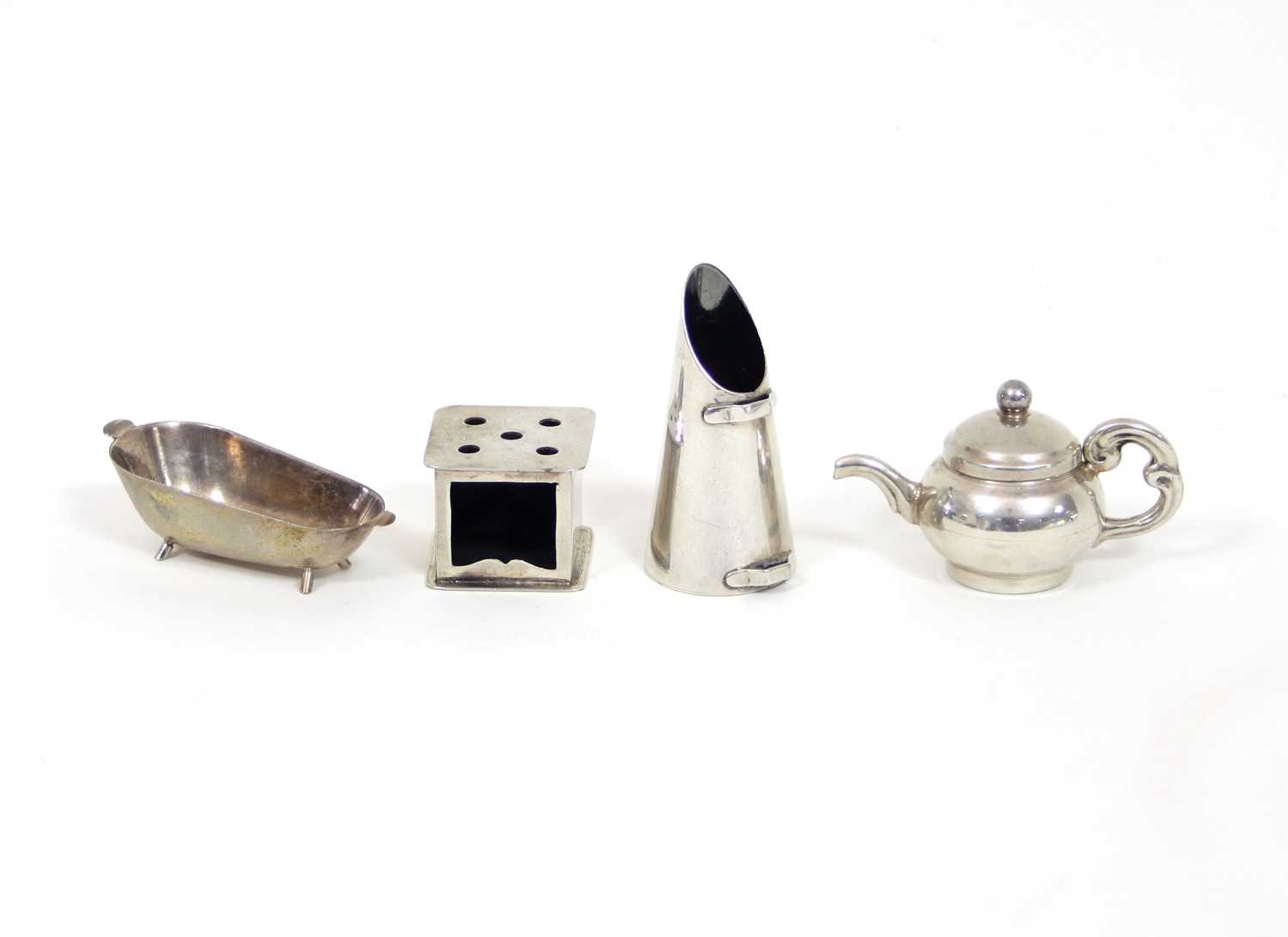 Lot 7 - A group of Dutch .835 standard silver