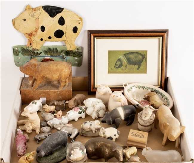 Lot 256 - A collection of pottery and other pigs