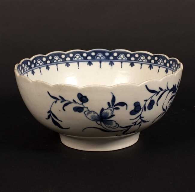 Lot 291 - A Worcester bowl decorated in the three