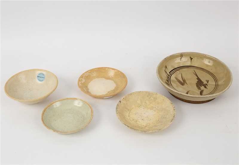 Lot 354 - A Dingyao dish, Liao/Song dynasty, incised