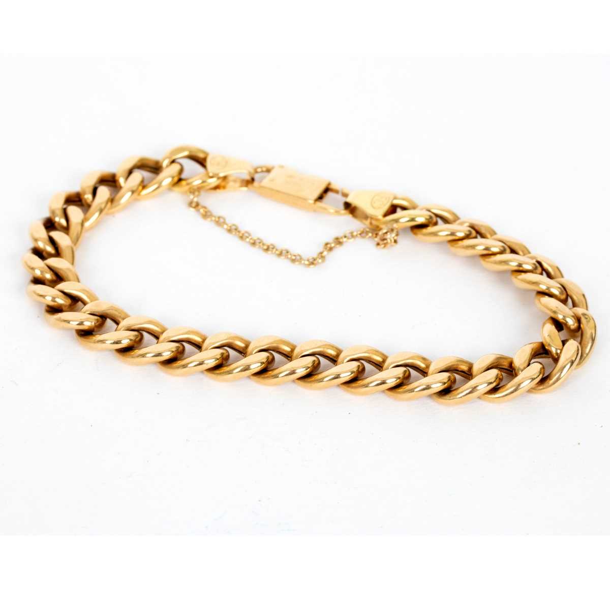 Lot 724 - An Italian 18ct yellow gold curb link