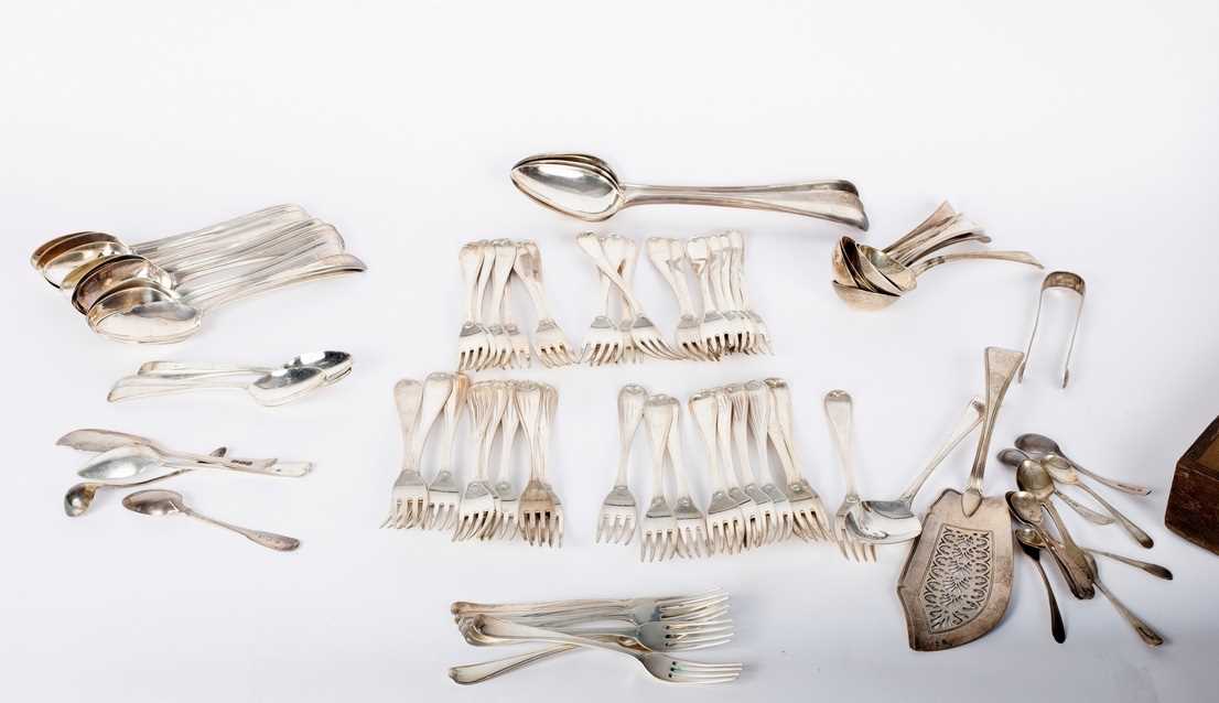 Lot 70 - A canteen of Irish silver thread pattern