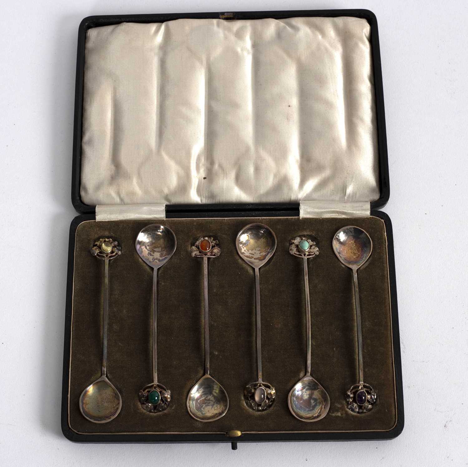 Lot 150 - A set of six Art Nouveau style teaspoons,