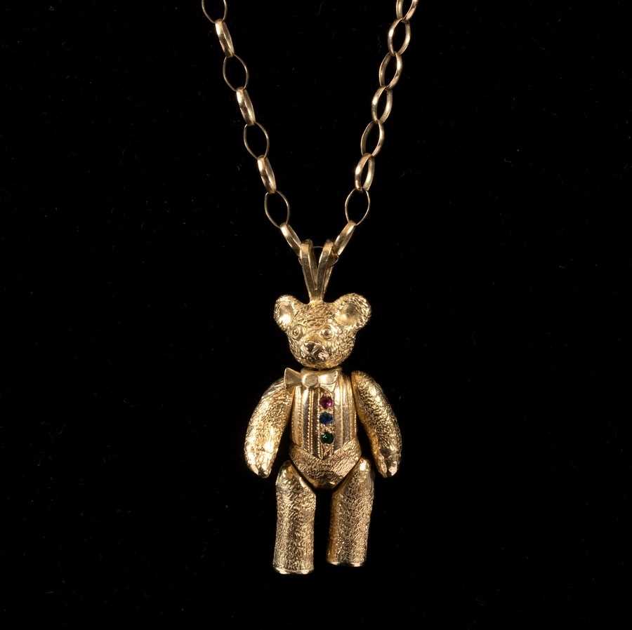 Lot 175 - A novelty 9ct gold teddy bear pendant, with