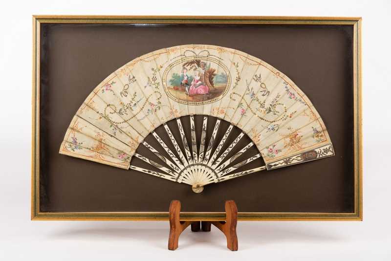 Lot 318 - A Regency fan with painted oval vignette of