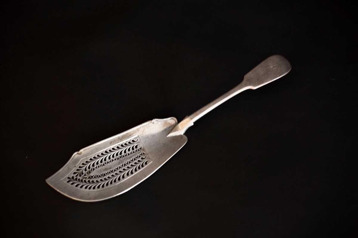 Lot 13 - A George III silver fiddle pattern fish slice,