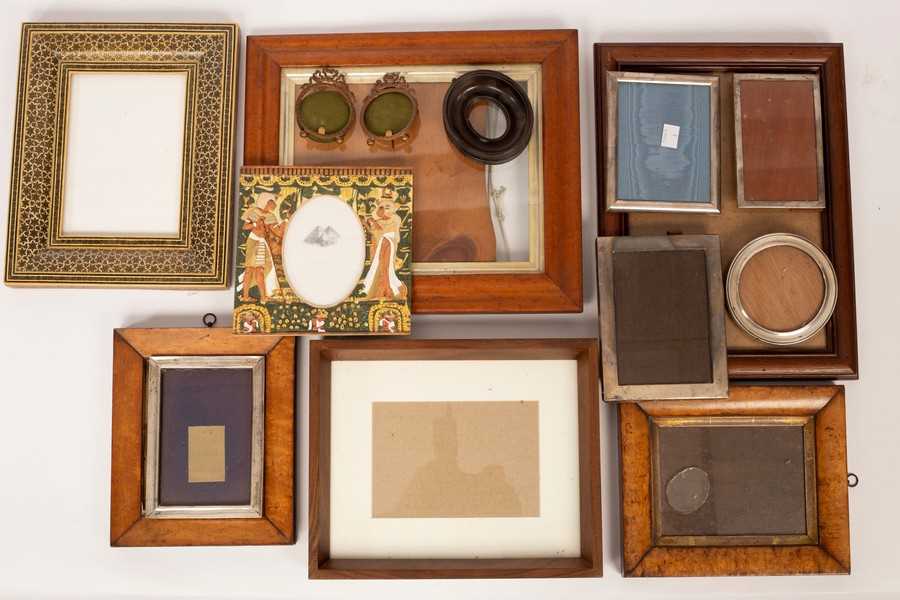 Lot 559 - Sundry picture and photograph frames