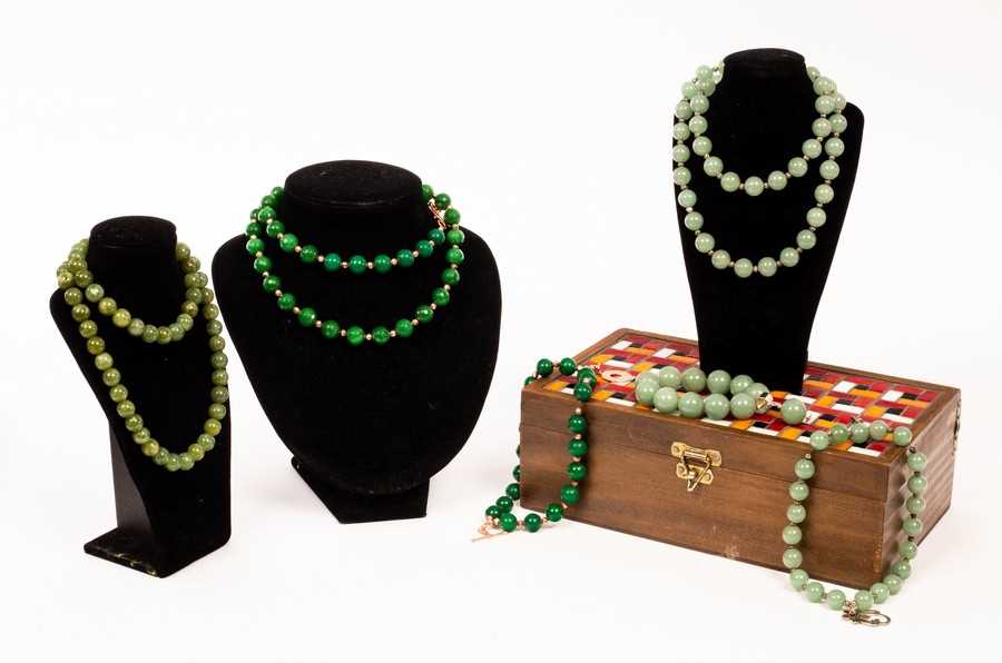 Lot 39 - Various jadeite bead necklaces and bracelets