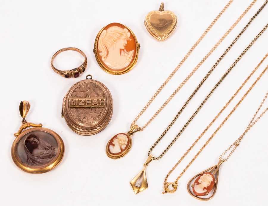 Lot 71 - A 9ct gold double-sided fob locket, a fine