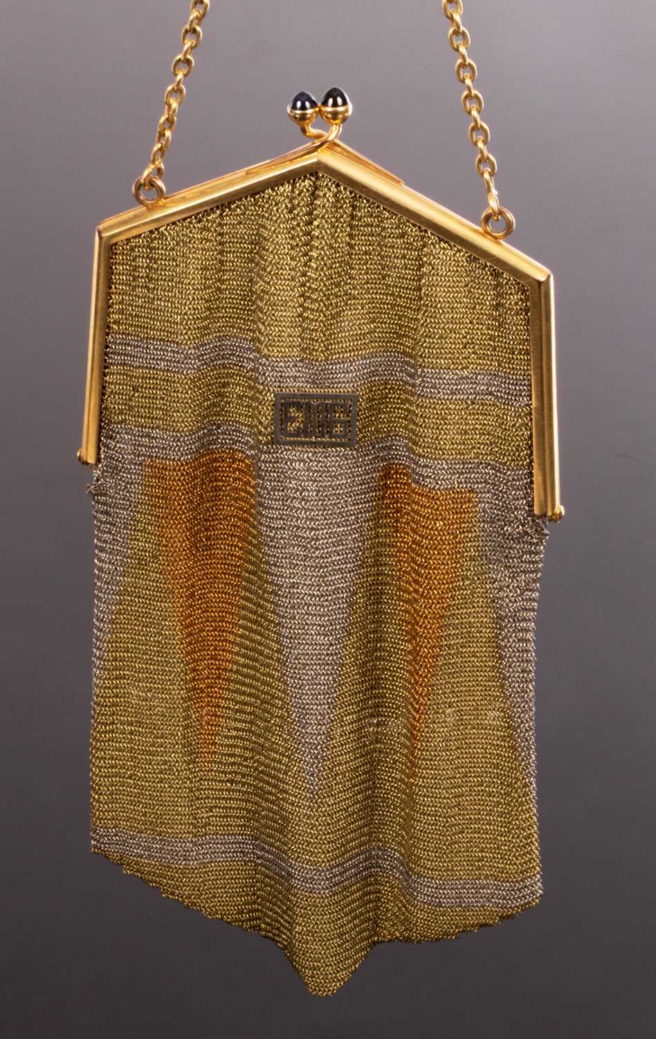 Lot 178 - A tri-colour 9ct gold chainmail purse,