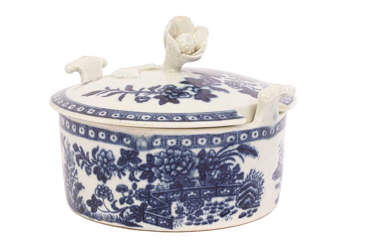 Lot 411 - A Worcester blue and white butter tub, cover