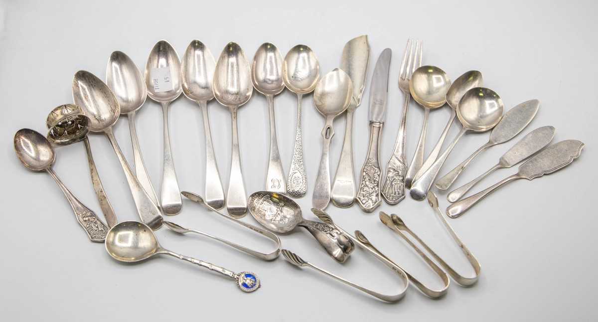 Lot 114 - Assorted silver flatware to include a set of