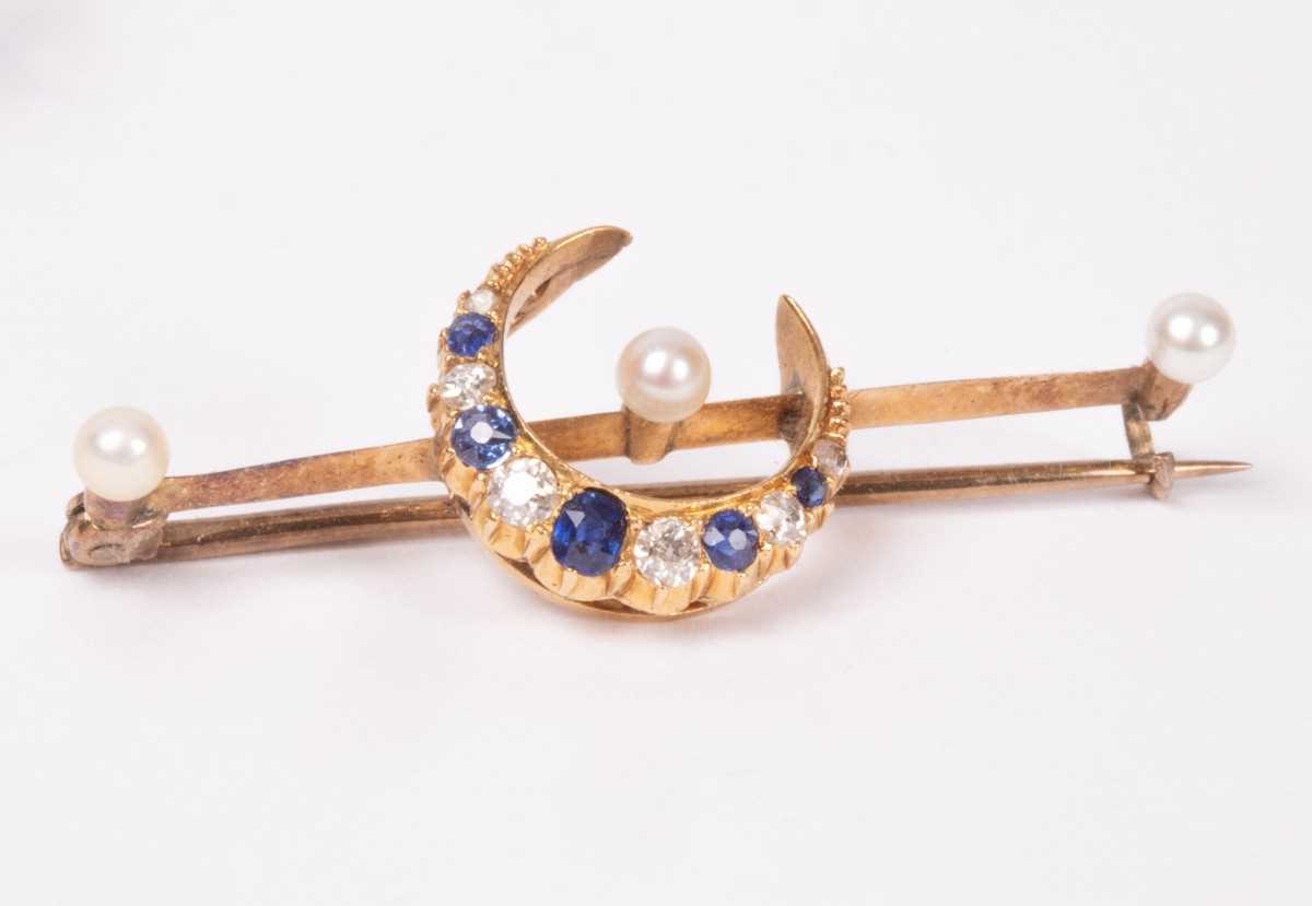 Lot 201 - A gold knife-edge bar brooch set three