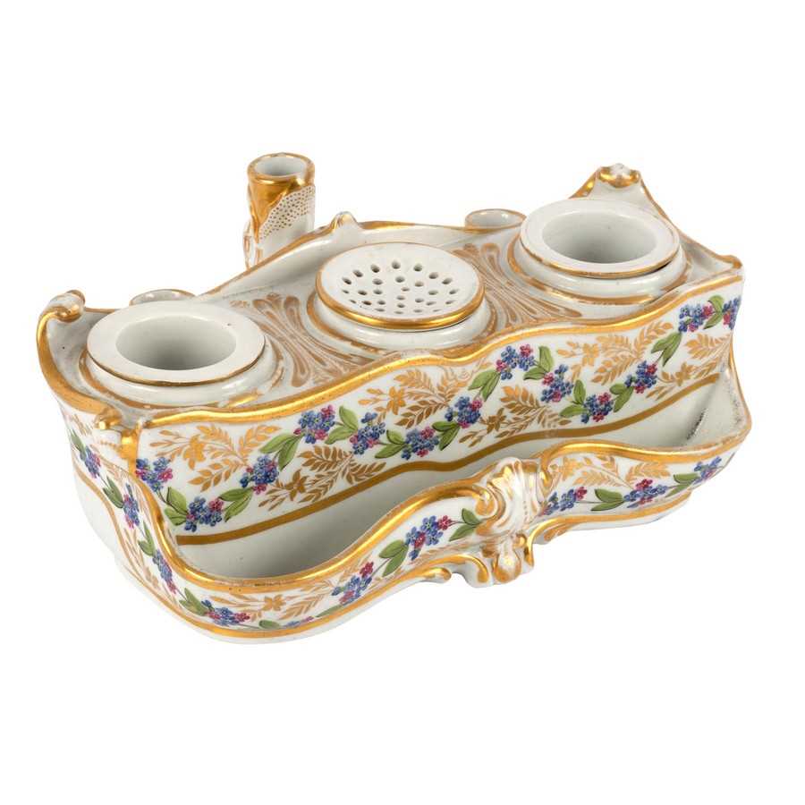 Lot 258 - A Chamberlain's Worcester rocaille moulded
