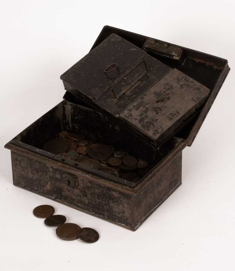 Lot 134 - A quantity of 18th Century and later tokens,