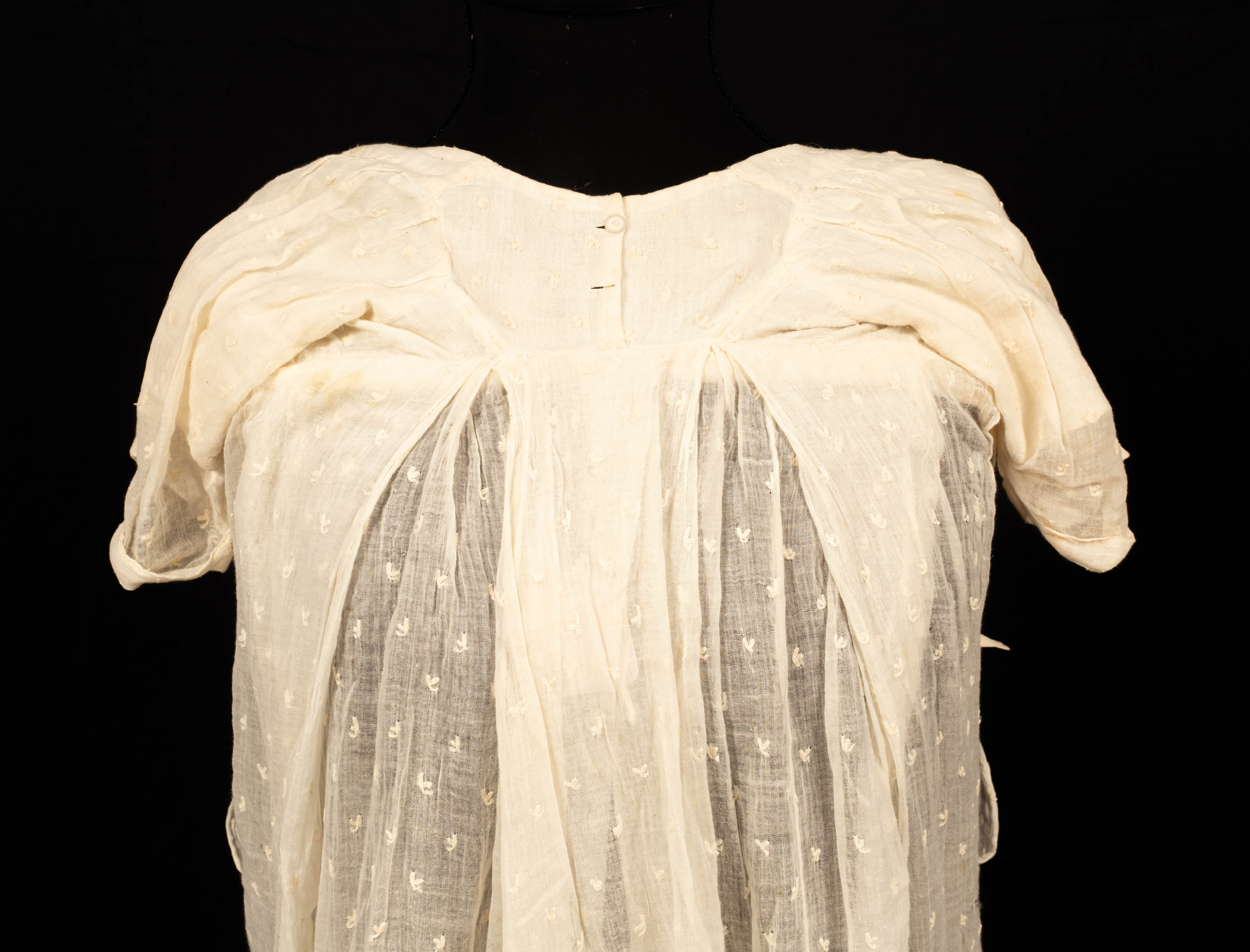 Lot 92 - A Regency muslin dress
